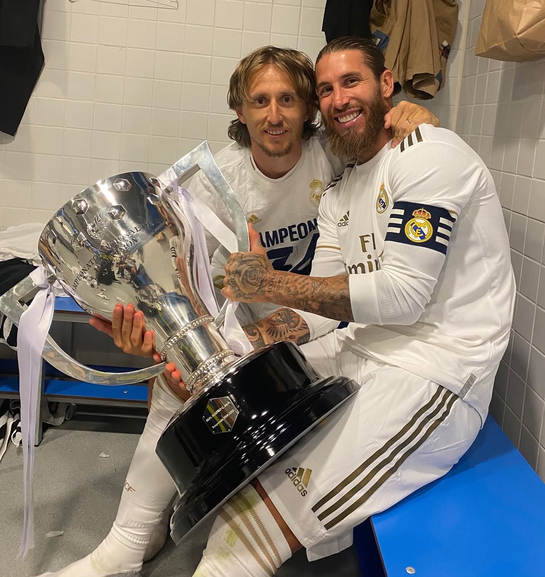 Sergio Ramos, estrella de Rayados, viaja a España y despide a Luka Modric